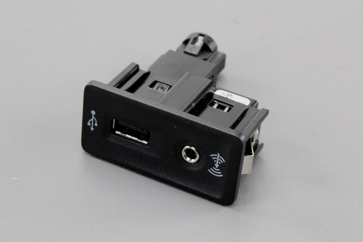 VW Golf MK7 Beetle Passat B8 USB and AUX-IN connector socket 5G0035222 ...
