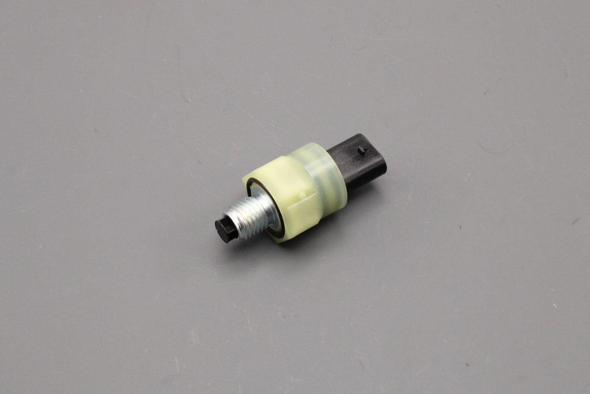 Land Rover Range Rover oil filter pressure switch LR073672 – Partshaus Ltd
