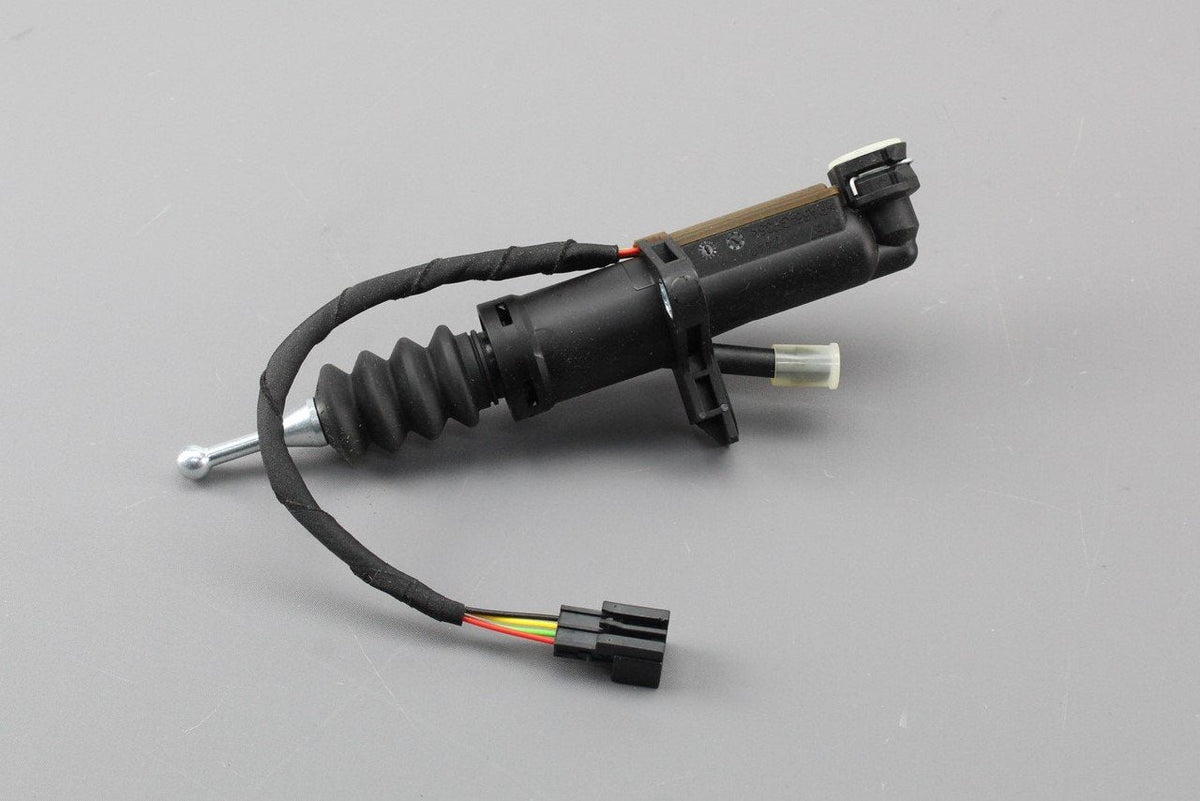 VW Transporter Caravelle California T6 clutch master cylinder 7E072140 ...