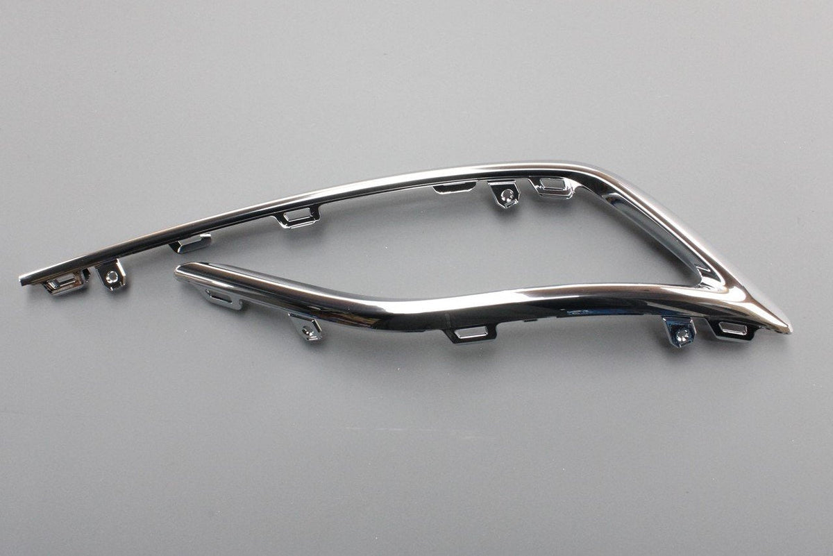 VW Golf MK8 20-on rear chrome bumper moulding trim (right) 5H6853332 2 ...