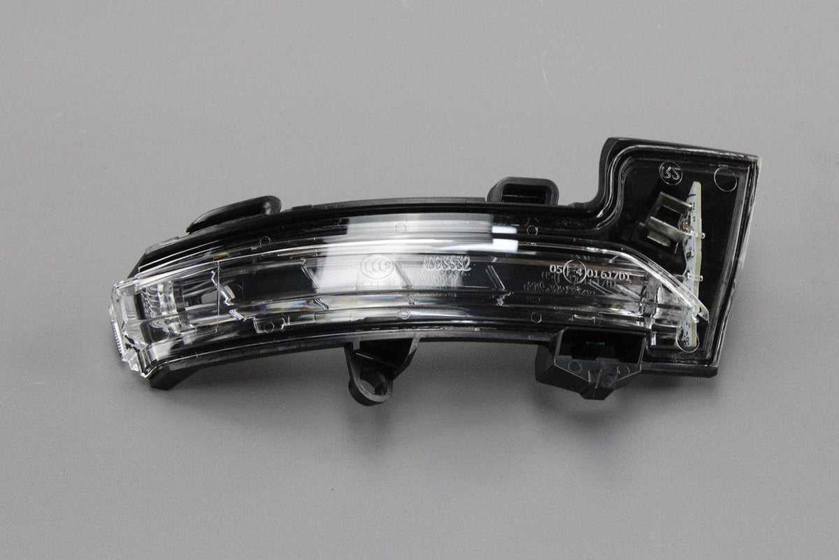 Skoda Octavia 2013 - right wing mirror turn signal indicator 5E0949102 ...